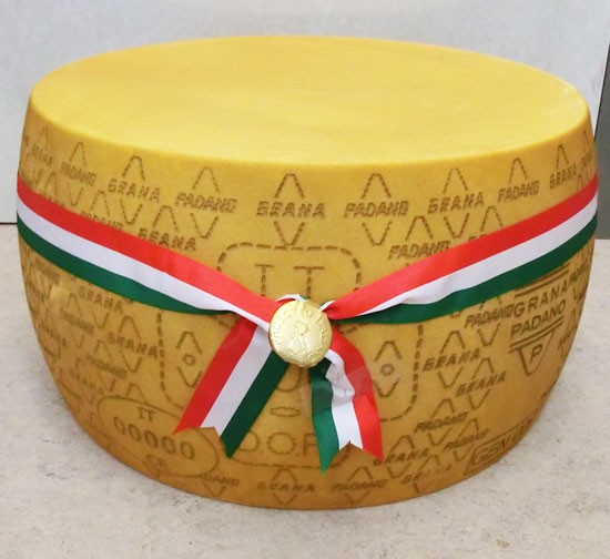 Forma di formaggio GRANA PADANO finta artificiale per mostre e vetrine.